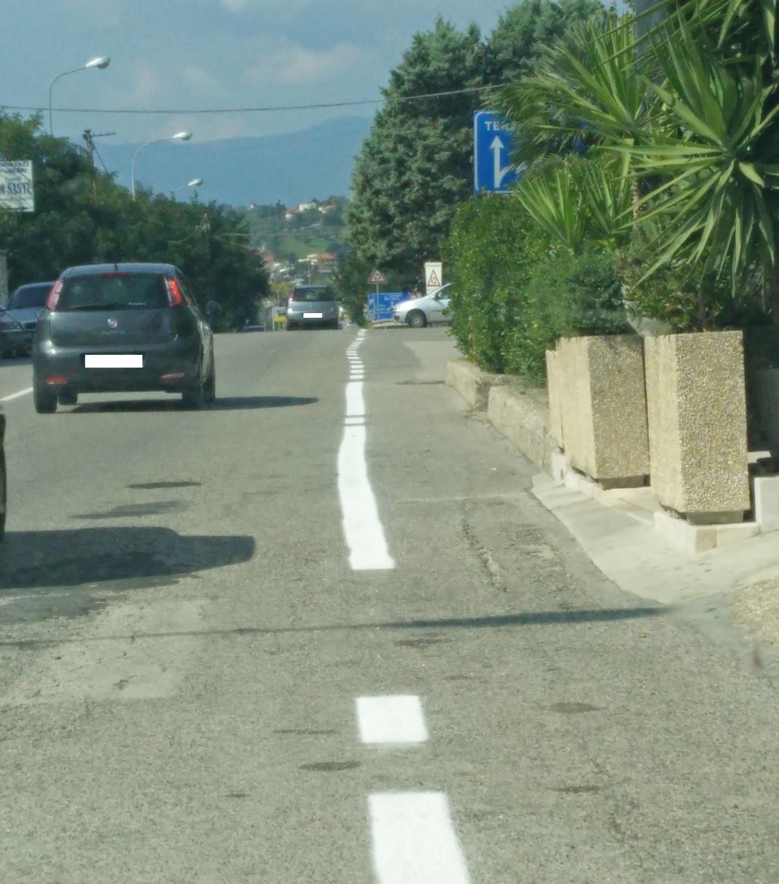 Bellante, segnaletica stradale: la linea che….curva…..FOTO - Abruzzo ...