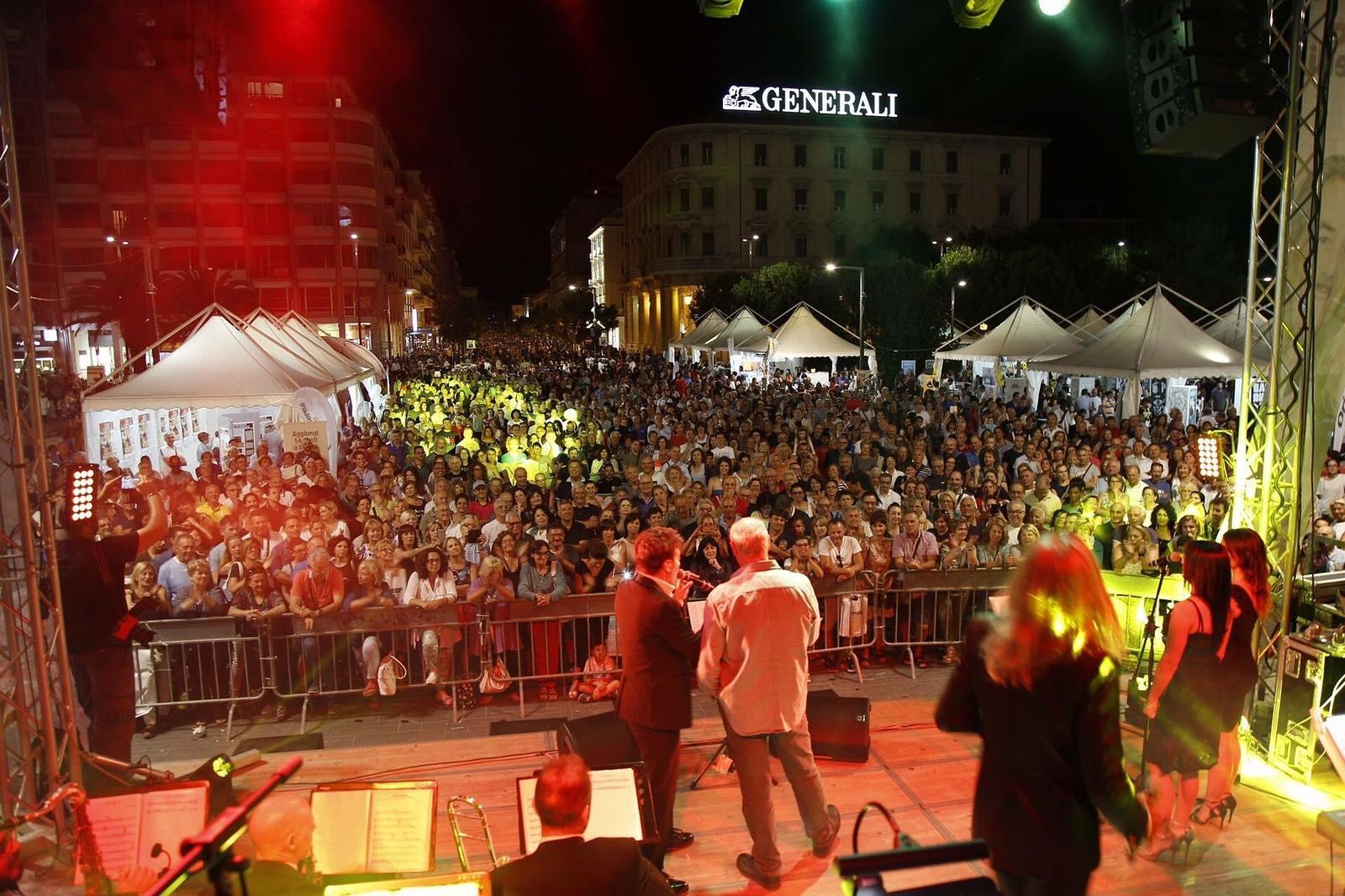 Pescara, notte dei saldi: piazza Salotto gremita - Abruzzo Cityrumors