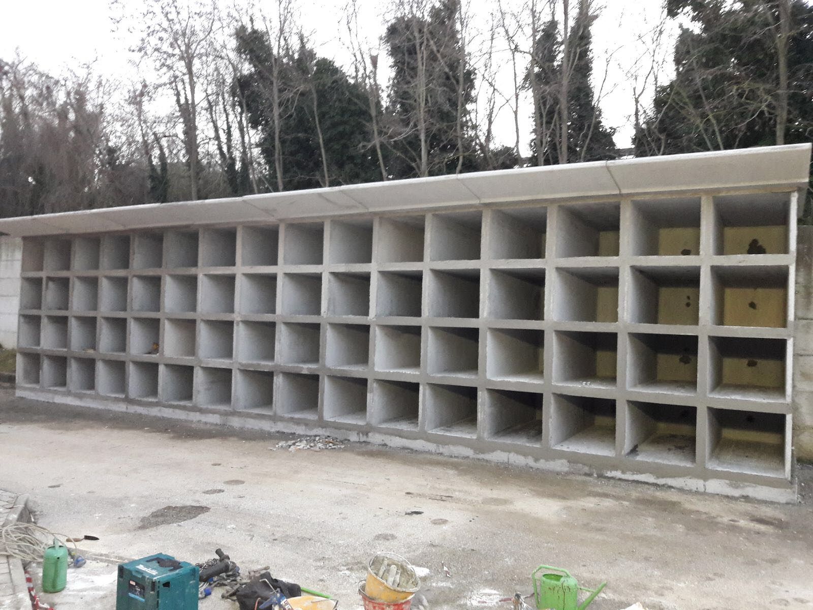 Alba Adriatica, posizionati i nuovi loculi provvisori al cimitero ...