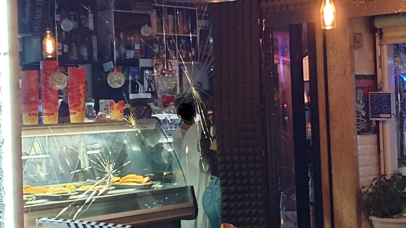 Giulianova, far west in un bar di viale Orsini: provano a spaccare le vetrine con il piede di un ...