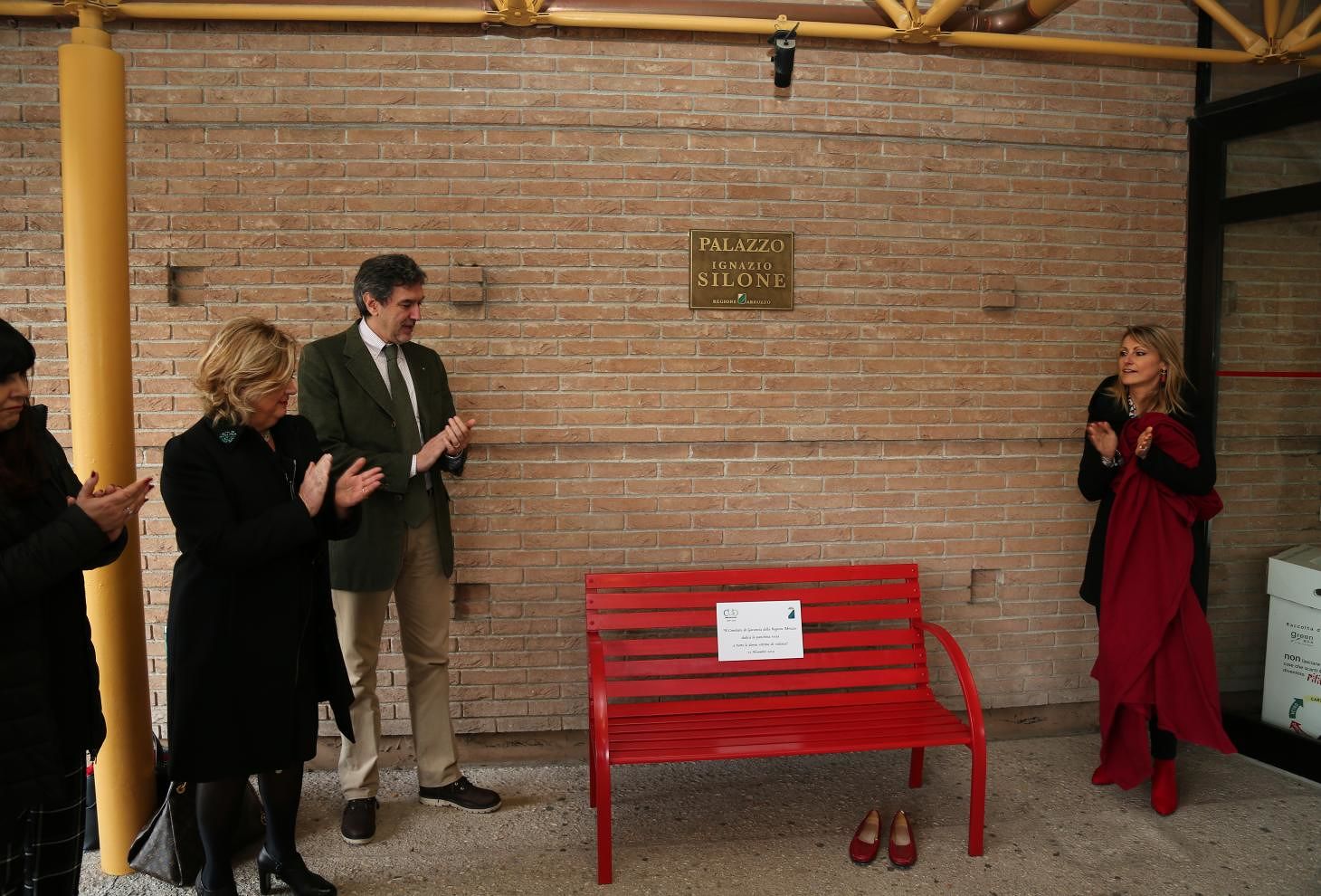 Violenza sulle donne: panchina rossa davanti a palazzo Silone - Abruzzo ...