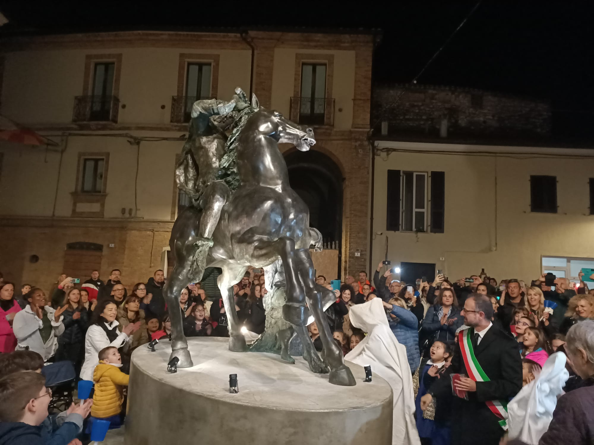 Nereto città della solidarietà: scoperta la statua di San Martino ...
