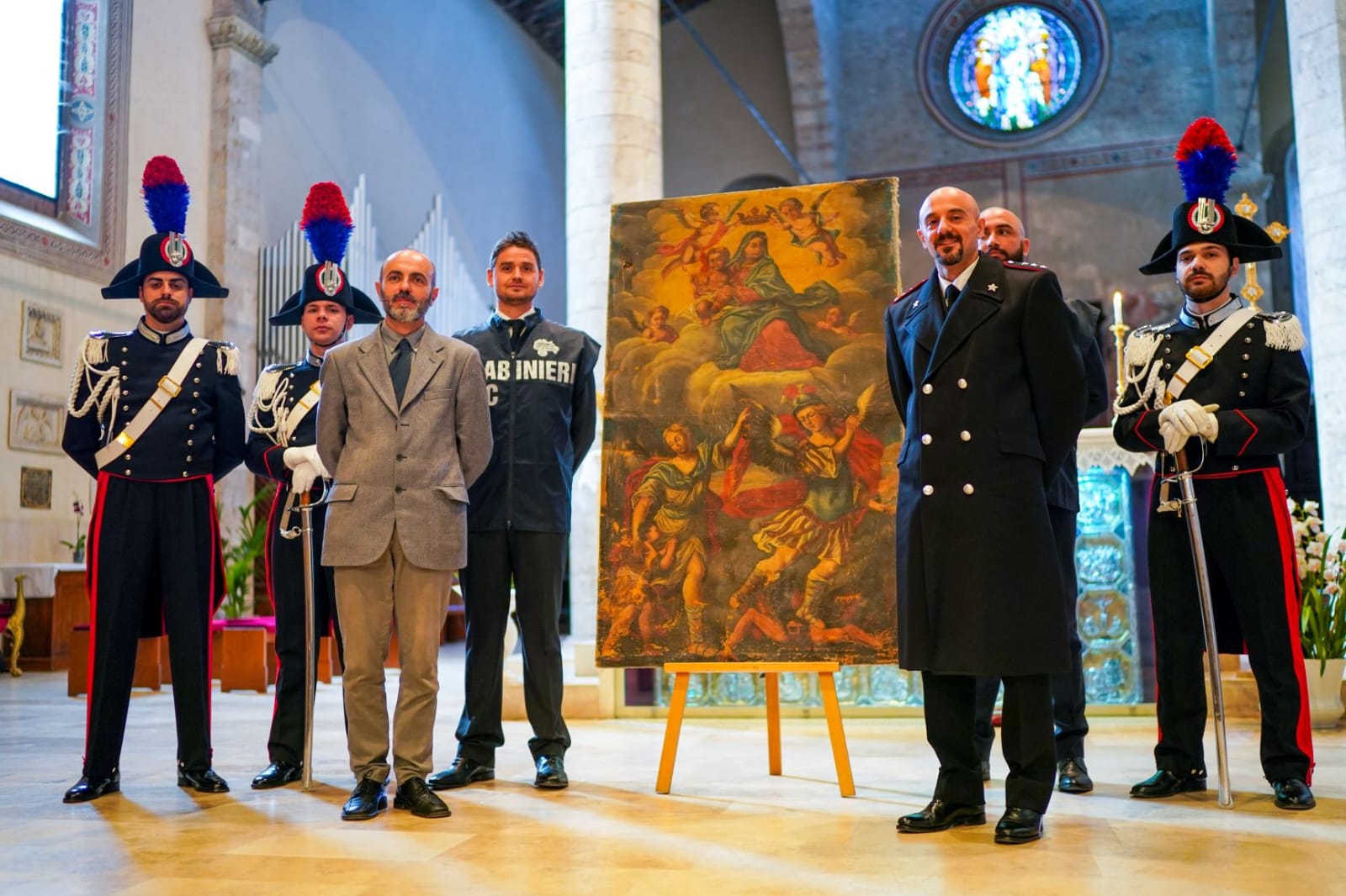 I carabinieri restituiscono al vescovo il dipinto rubato a Rocca Santa ...
