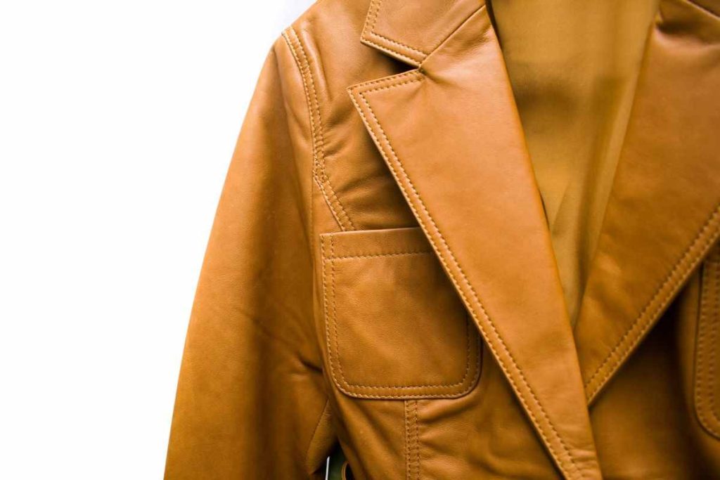 Avevo una vecchia giacca di pelle rovinata, ma ho usato questo ed è ...